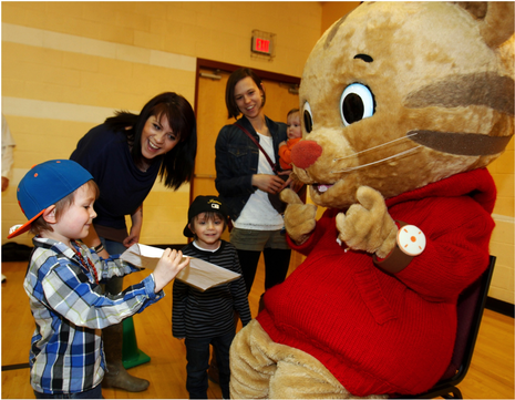 A Young Neighbor Shows His Artwork To Daniel Tiger - Mascot - Free ...